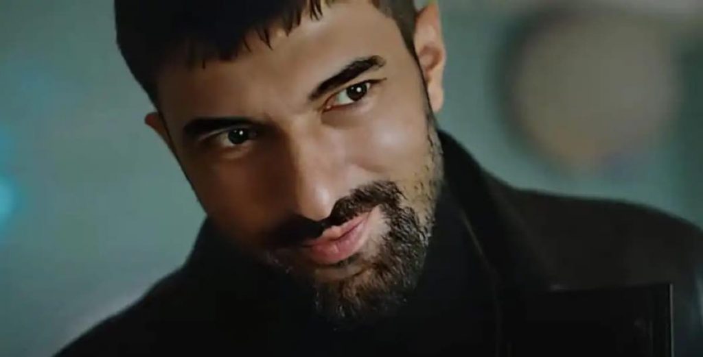 Dimenticate Can Yaman: Engin Akyürek è il nuovo volto irresistibile ...